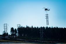 VIDEO: Helicopter installs composite pylons | Windpower Monthly