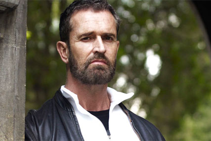 Rupert Everett's family wins during peaktime