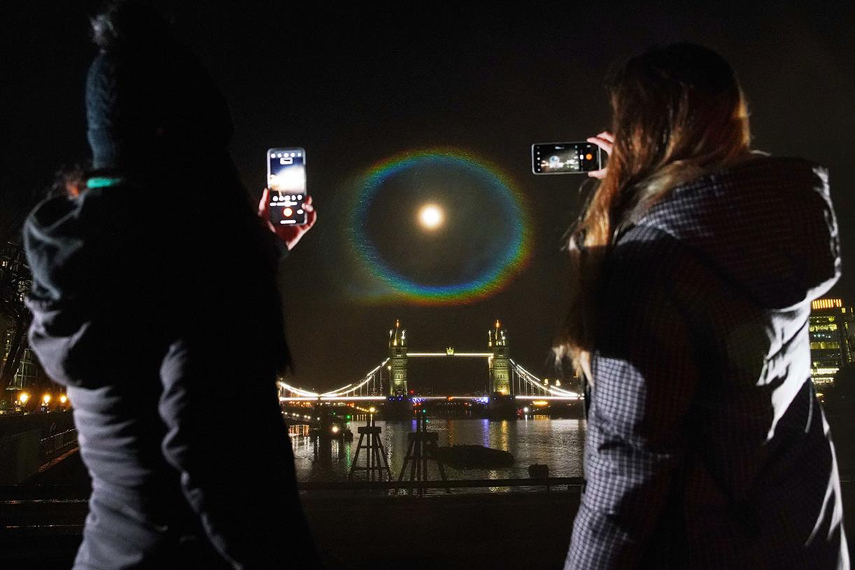 OnePlus mimics atmospheric phenomenon with moonbeam projection