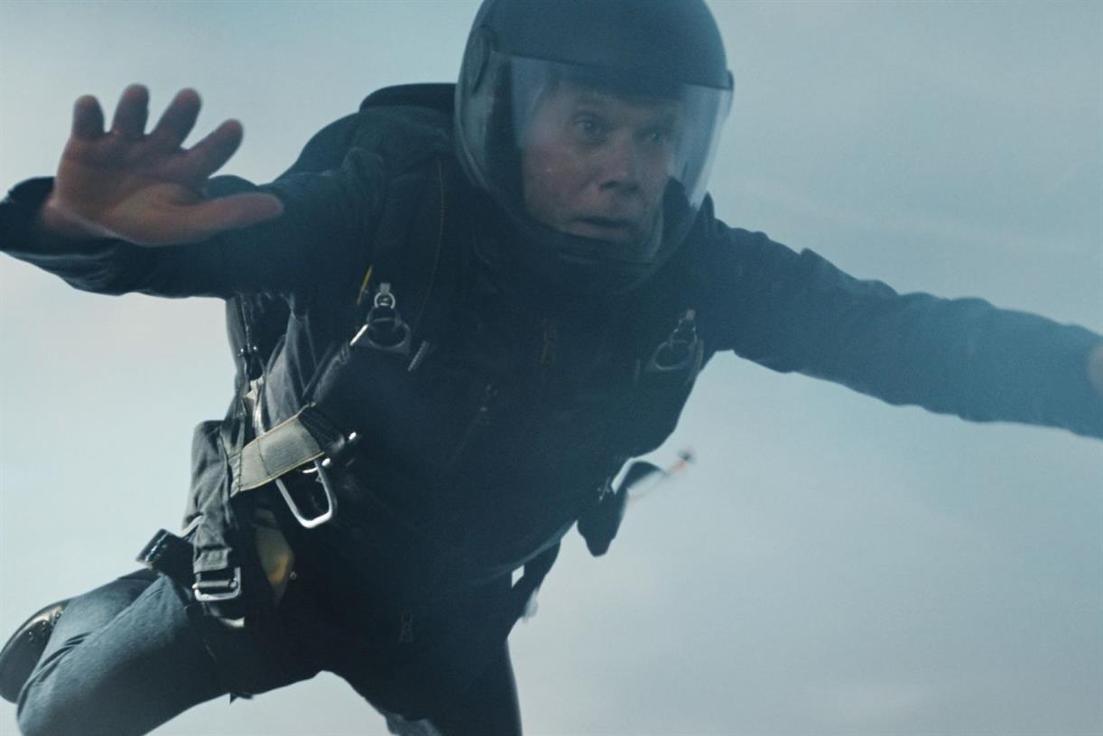 Kevin Bacon takes a tumble in EE spot by Saatchi & Saatchi London ...