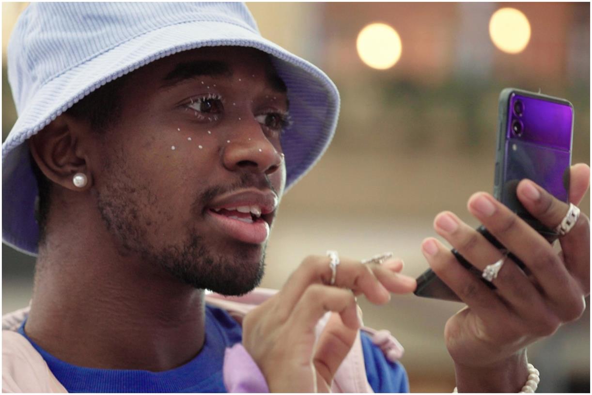 O2 ladles on noughties nostalgia in flip phone social campaign