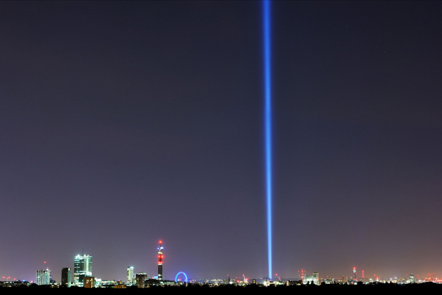 Stunning pillar of light over London marks WW1 centenary in 'Lights Out ...