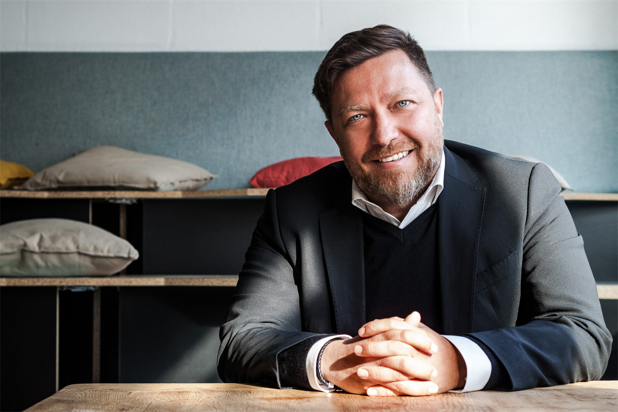 What radio can teach leaders about the metaverse