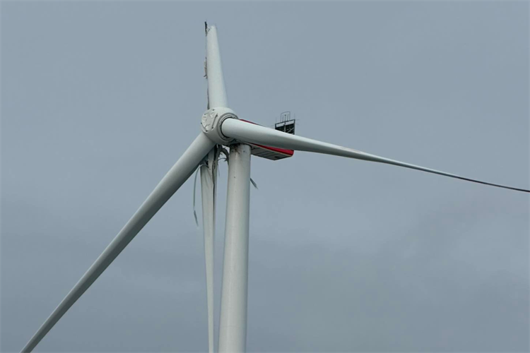 Broken wind turbine forces partial closure of German autobahn ...