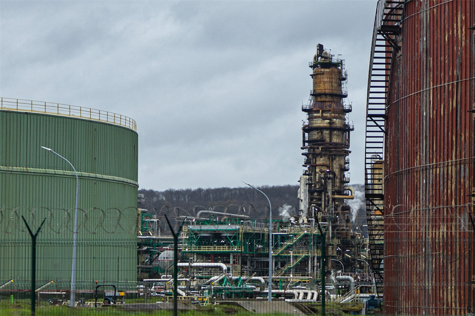 TotalEnergies signs green hydrogen deal to supply Normandy refinery ...